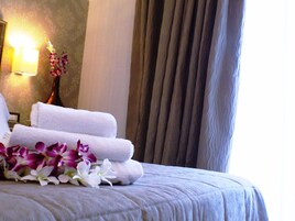 Roupa de alta qualidade, cofre com capacidade para portátil, secretária 