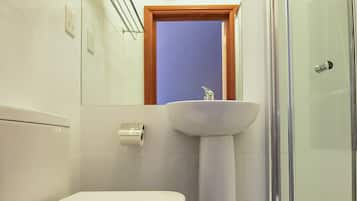 Quarto solteiro standard | Banheiro | Chuveiro, produtos de toalete grátis, secador de cabelo