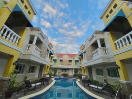 Piscina externa, espreguiçadeiras