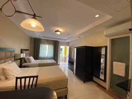 Estúdio executivo, 2 camas de solteiro | Frigobar, cofres nos quartos, escrivaninha