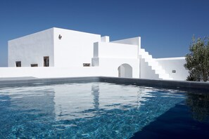 Piscina exterior, guarda-sóis, espreguiçadeiras 