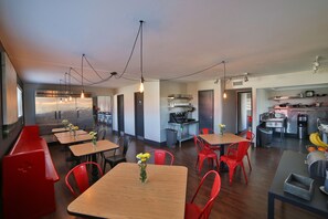 Pequeno-almoço self-service diário incluído 