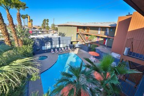 Piscina exterior, espreguiçadeiras 