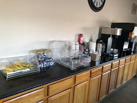 Café da manhã para viagem grátis todos os dias