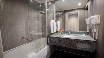 Quarto Duplo Deluxe | Casa de banho | Artigos de higiene pessoal grátis, um secador de cabelo, roupões