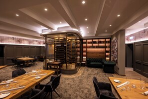 2 restaurantes, com serviço de almoço e jantar; culinária internacional