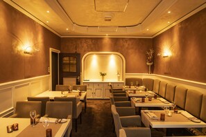 2 restaurantes, com serviço de almoço e jantar; culinária internacional