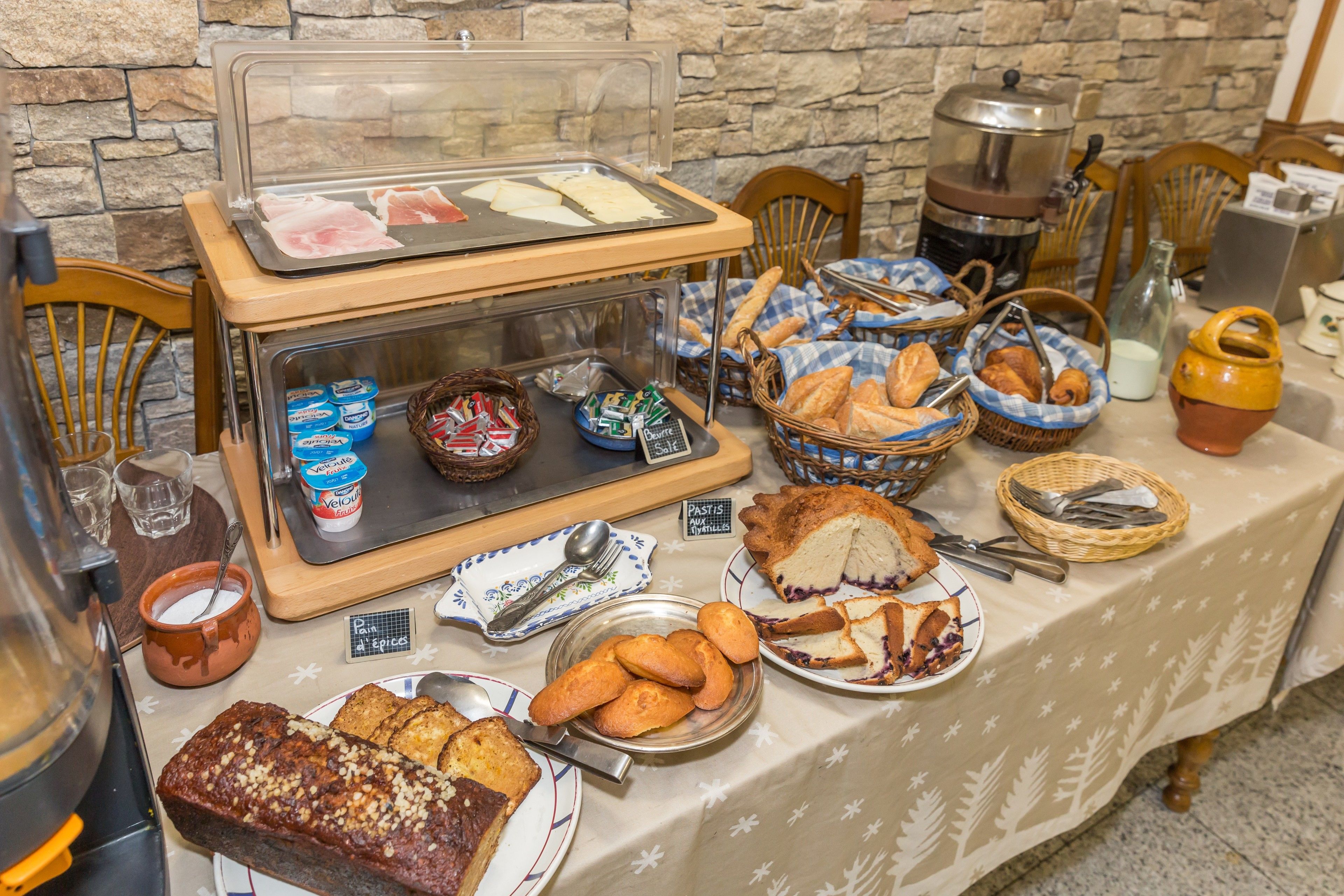 Café da manhã com buffet todos os dias (EUR 16 por pessoa) 