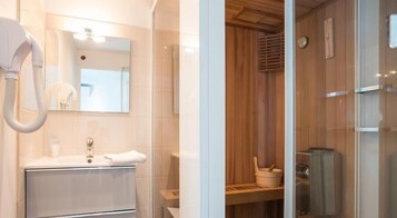 Quarto Quádruplo Familiar, várias camas, varanda | Roupa de alta qualidade, minibar, secretária, quartos insonorizados