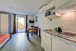 Estúdio conforto, terraço | Cozinha privada | Geladeira, micro-ondas, cooktop, talheres/pratos/utensílios de cozinha