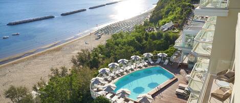 Piscina externa, espreguiçadeiras