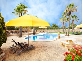 Piscina externa sazonal, funciona das 7h às 20h, espreguiçadeiras