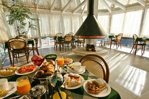 Café da manhã com buffet grátis todos os dias