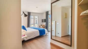 Quarto casal superior, sacada | Frigobar, cofres nos quartos, escrivaninha, quartos à prova de som
