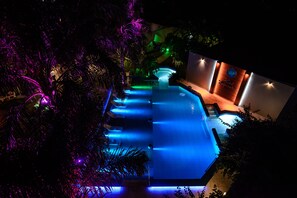 Piscina exterior, da(s) 9:00 à(s) 0:00, guarda-sóis, espreguiçadeiras 