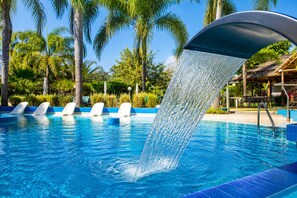 Piscina externa, funciona das 9h às meia-noite, guarda-sóis