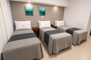 Cofres nos quartos, escrivaninha, Wi-Fi de cortesia, roupa de cama