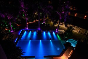 Piscina externa, funciona das 9h às meia-noite, guarda-sóis