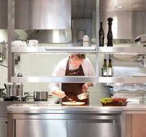 2 restaurantes: servem pequenos-almoços, almoços e jantares