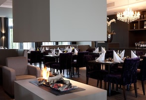 2 restaurantes: servem pequenos-almoços, almoços e jantares