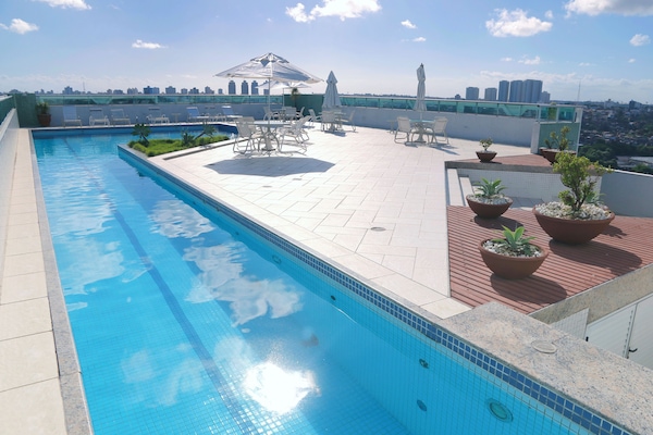 Piscina exterior, guarda-sóis, espreguiçadeiras