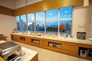 Café da manhã completo todos os dias (BRL 30 por pessoa) 