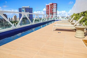 Piscina externa, funciona das 6h às 22h, guarda-sóis, espreguiçadeiras