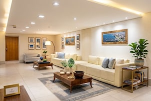 Uma sala de estar moderna com um sofá, mesa de centro e objetos decorativos.