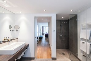 Estúdio Deluxe | Casa de banho | Artigos de higiene pessoal grátis, um secador de cabelo, chinelos 