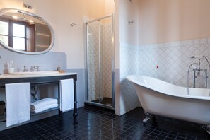 Quarto casal clássico | Banheiro | Produtos de toalete grátis, secador de cabelo, chinelos, bidê