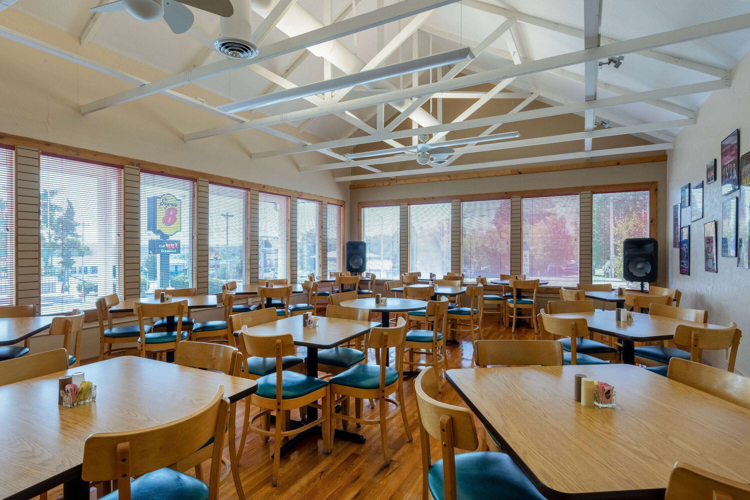 Café da manhã com buffet grátis todos os dias