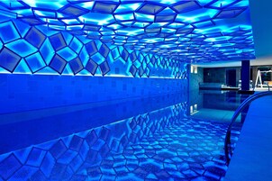 Piscina interna, funciona das 7h às 23h, espreguiçadeiras