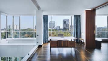 Suite de Luxo | 1 quarto, minibar, cofre no quarto, secretária