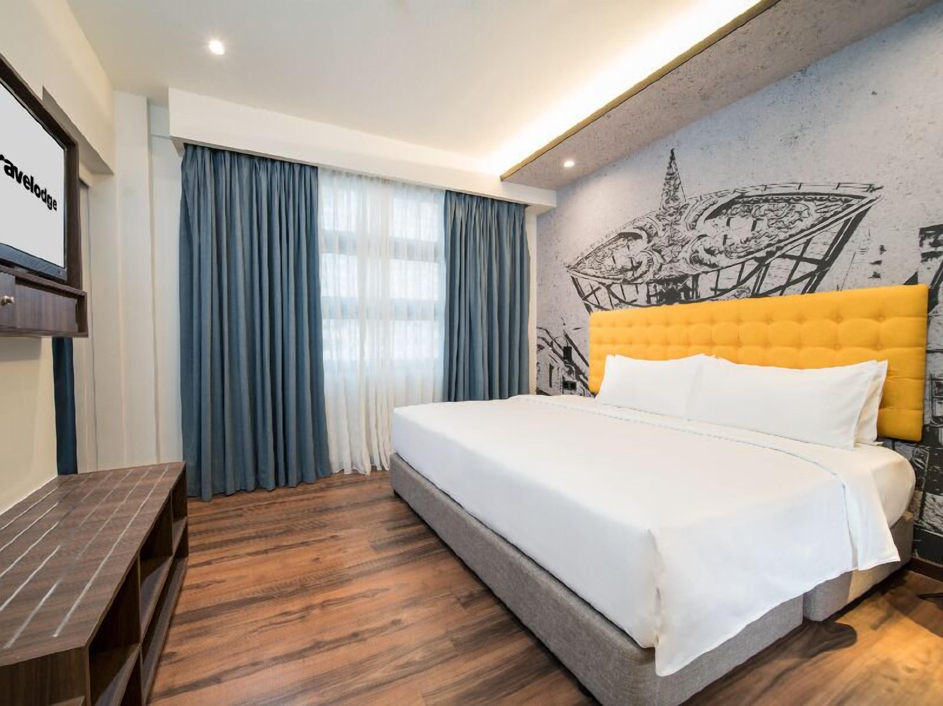 Minibar com produtos grátis, cofre no quarto, secretária 