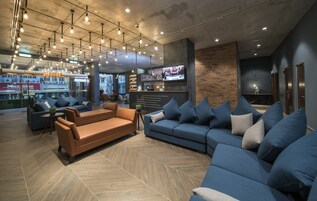 Área de estar no saguão