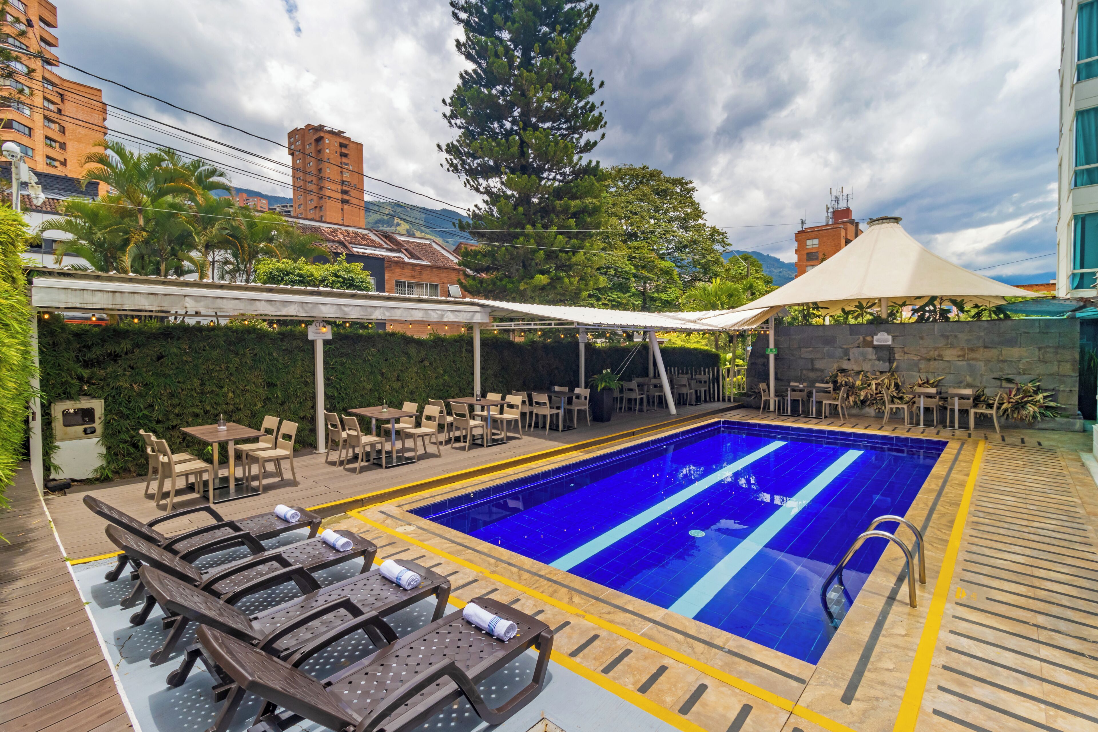 Terraço com espreguiçadeiras