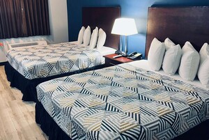 Quarto, 2 camas Queen, para não fumantes | Escrivaninha, quartos à prova de som, ferros/tábuas de passar roupa