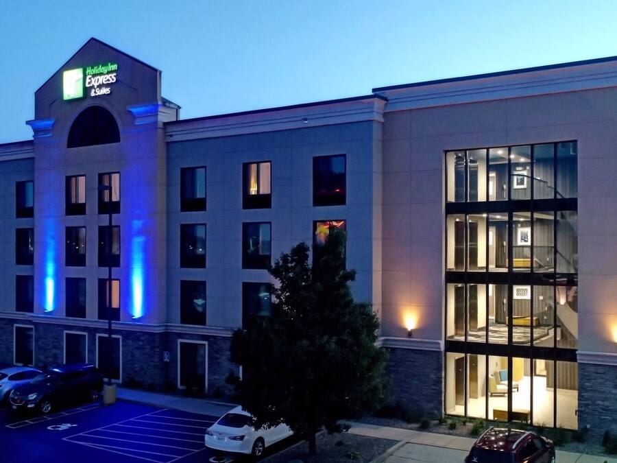 Fachada da propriedade à noite