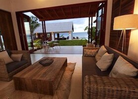 Televisor LCD, leitor de DVD, base para iPod 