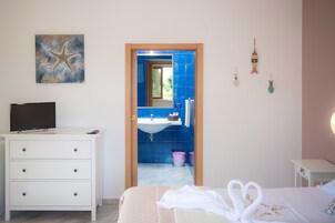 Quarto Duplo Básico, vista para o mar | Minibar, berços/camas para crianças, roupa de cama fornecida 