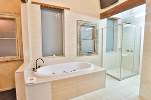 Apartamento Standard, 2 quartos | Casa de banho | Artigos de higiene pessoal grátis, um secador de cabelo 