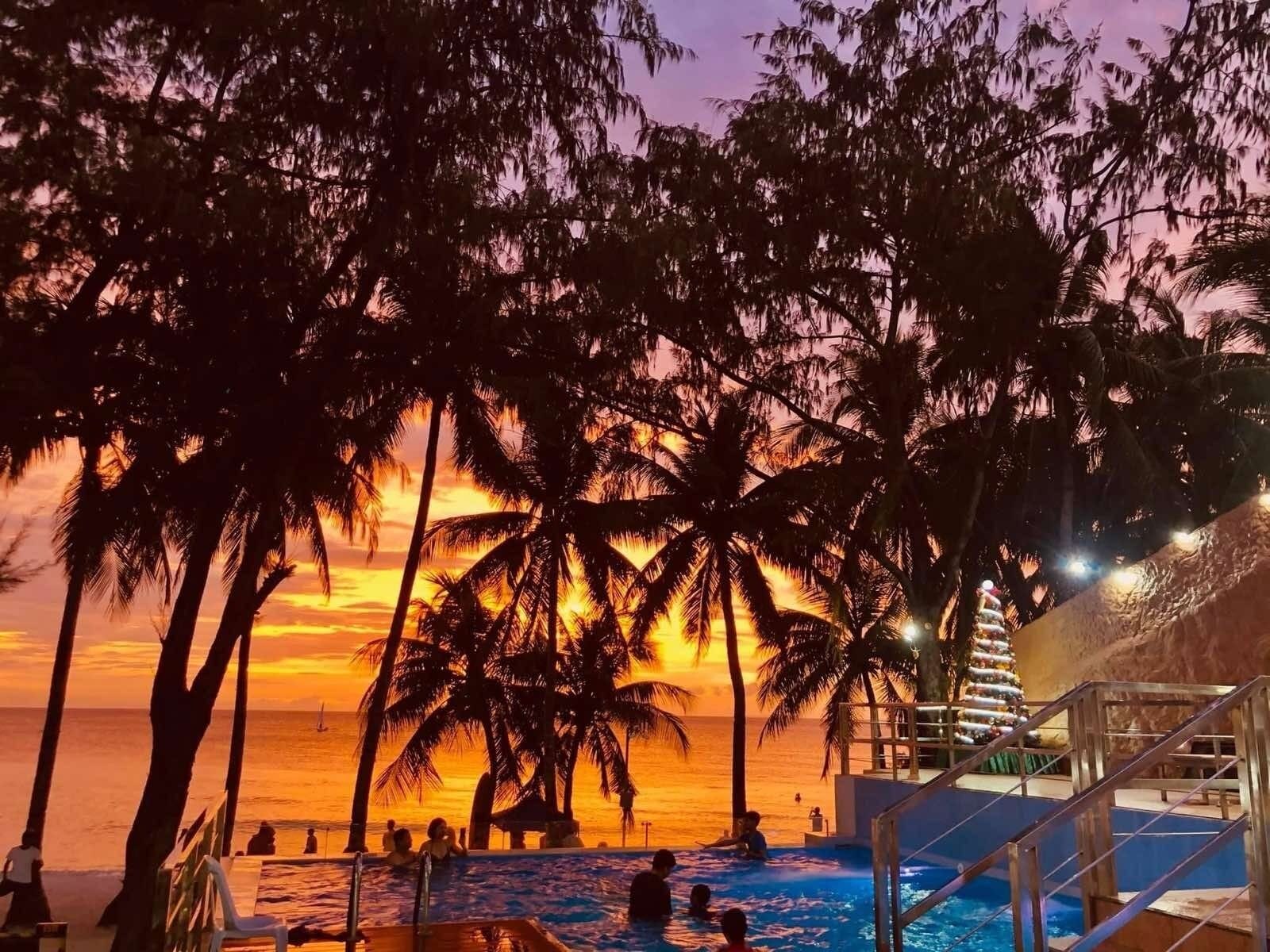 2 piscinas externas, funciona das 9h às 20h, guarda-sóis