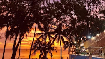 2 piscinas externas, funciona das 9h às 20h, guarda-sóis