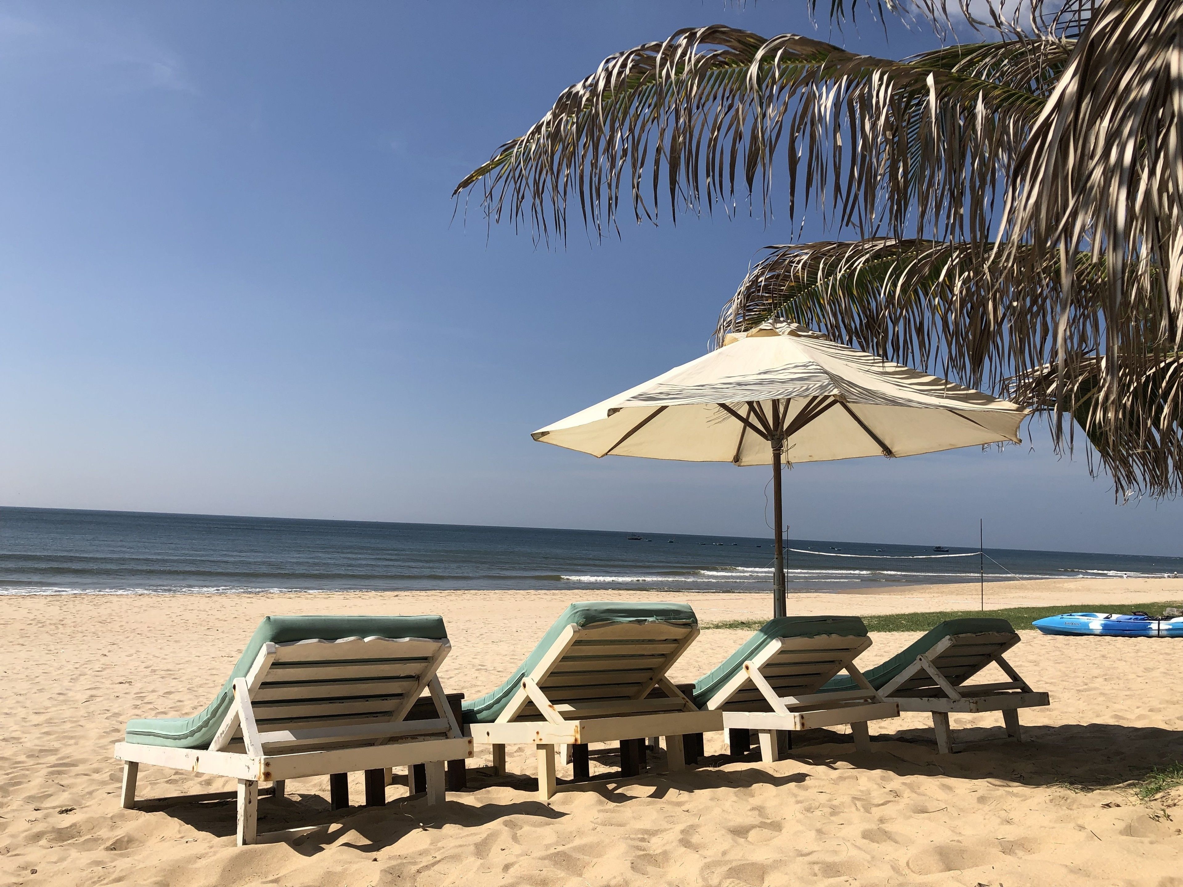 Uma praia privada, espreguiçadeiras, guarda-sóis de praia 