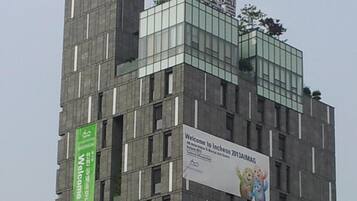 Um edifício moderno com uma placa de boas-vindas aos visitantes da Incheon 2013 AIMEAG.
