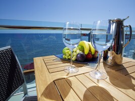 Suite, banheira de hidromassagem, vista para o mar | Terraço/pátio interior