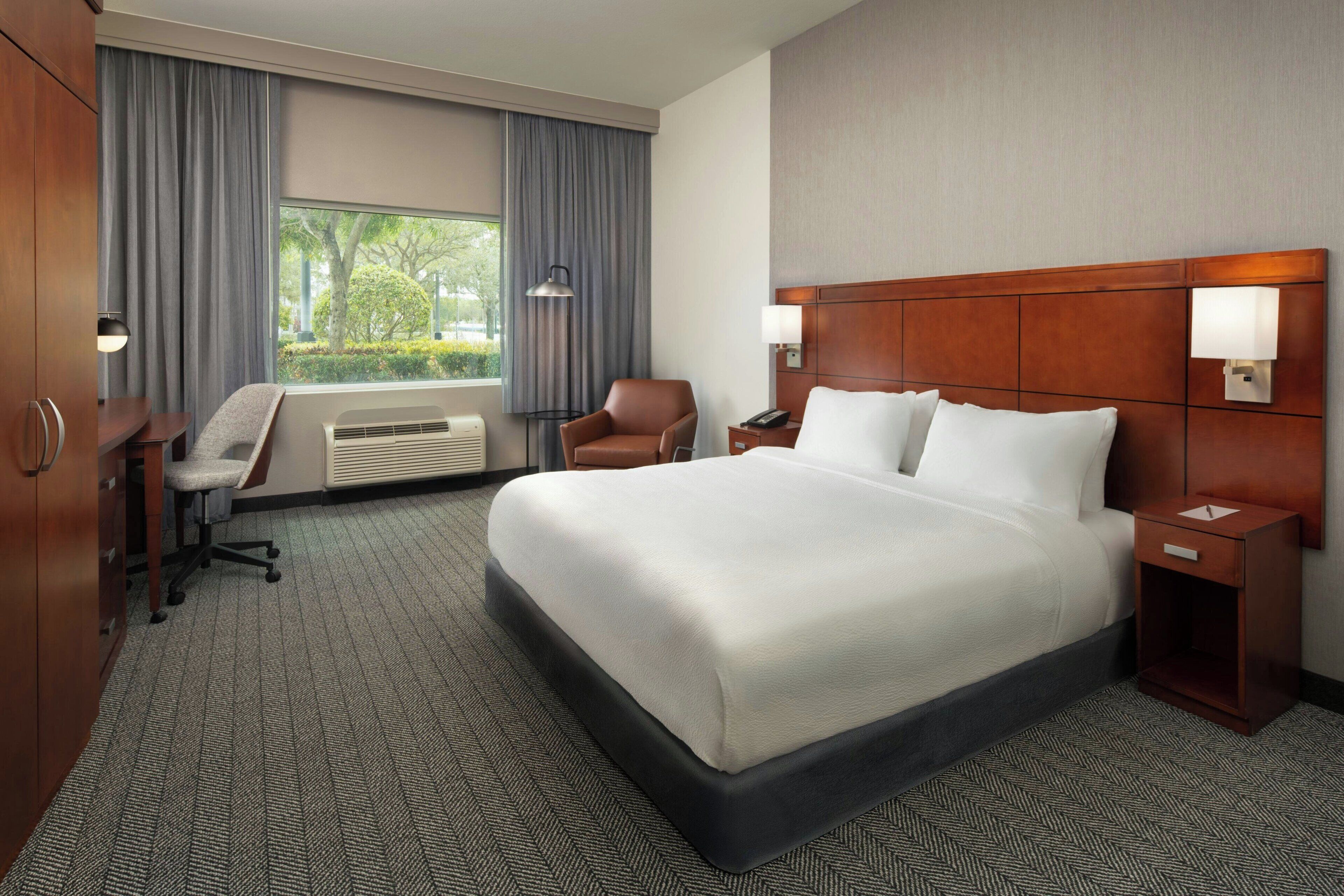 Quarto, 1 cama king-size e sofá-cama | Roupa hipoalergénica, cofre no quarto, secretária 