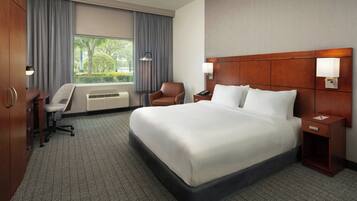 Quarto, 1 cama king-size e sofá-cama | Roupa hipoalergénica, cofre no quarto, secretária