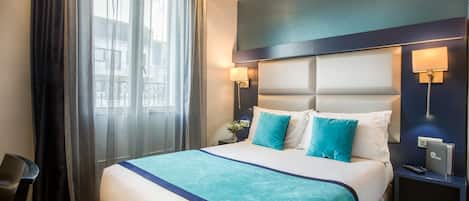 Cofres nos quartos, escrivaninha, cortinas blackout