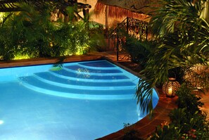 3 piscinas externas, guarda-sóis